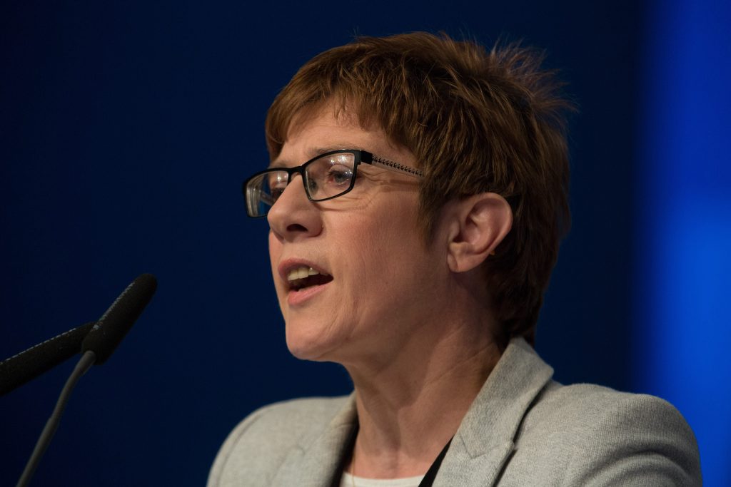 Le sberle di Annegret Kremp-Karrenbauer a Macron - Startmag